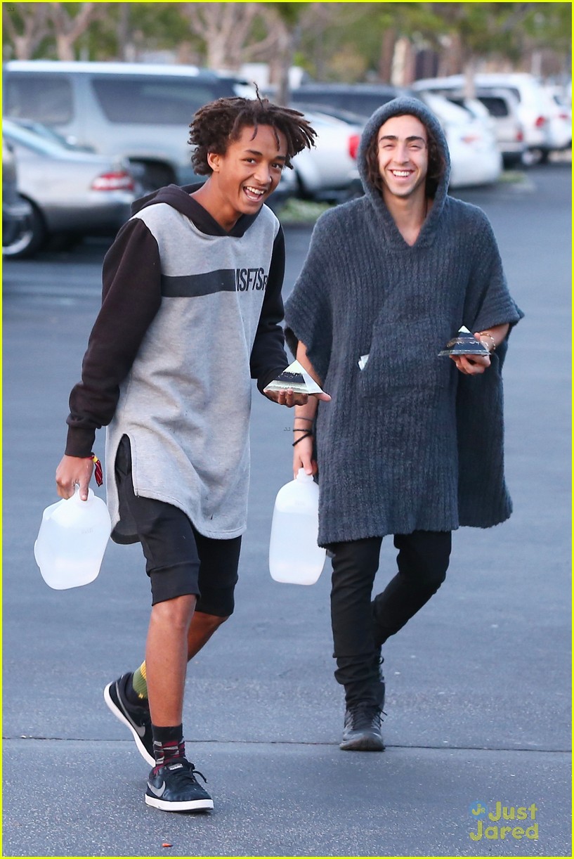 Jaden Smith Carries a Pyramid to Lunch, Literally! | Photo 666924 ...