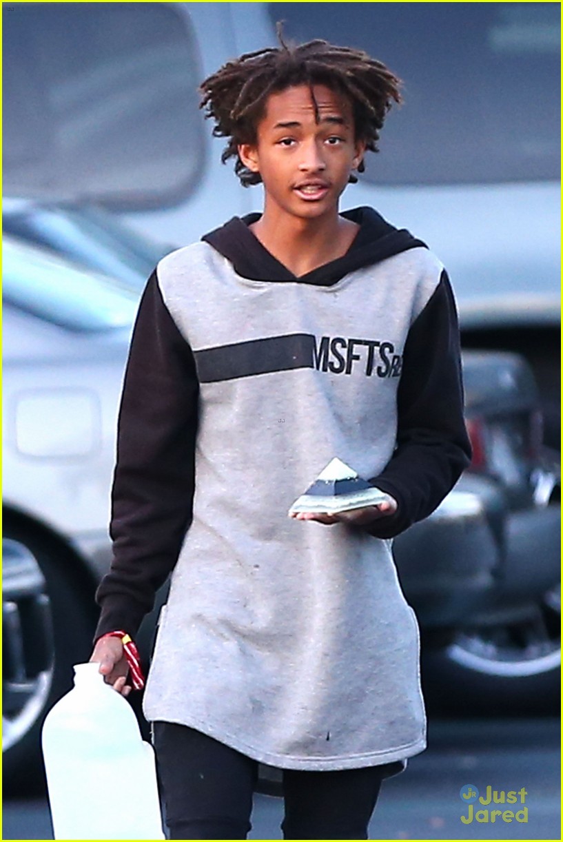 Jaden Smith Carries a Pyramid to Lunch, Literally! | Photo 666925 ...