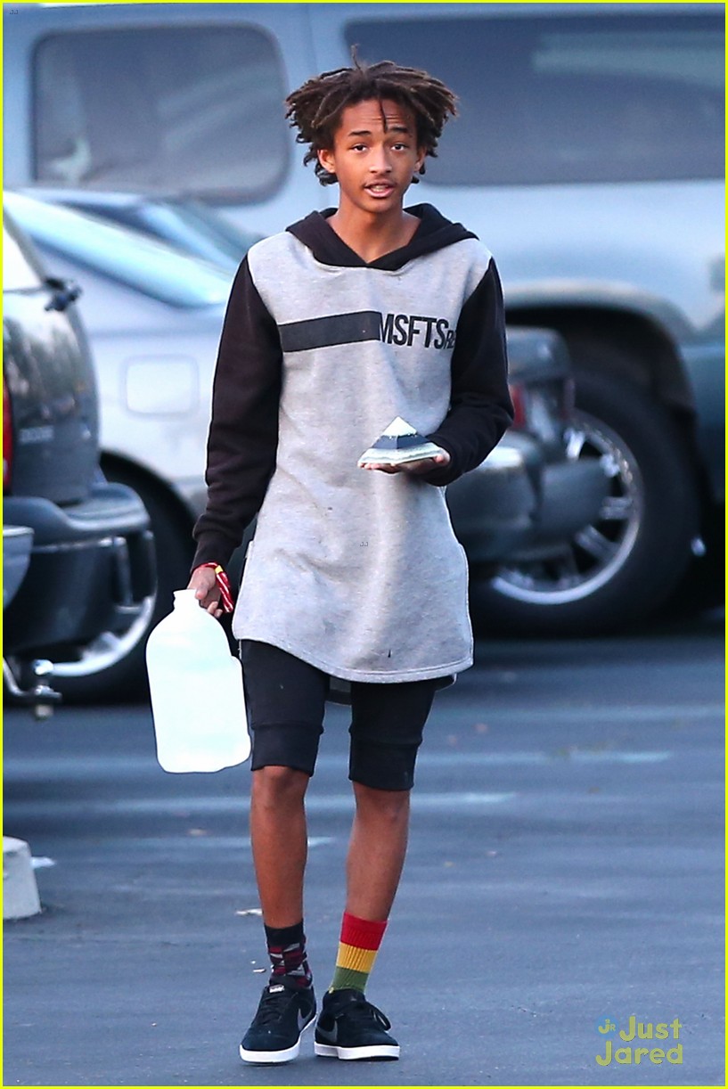 Jaden Smith Carries a Pyramid to Lunch, Literally! | Photo 666926 ...