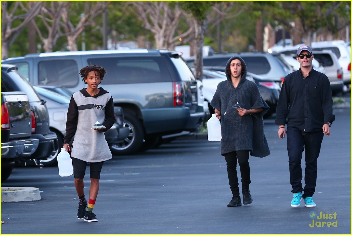 Jaden Smith Carries a Pyramid to Lunch, Literally! | Photo 666938 ...