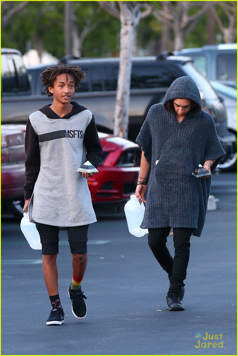 Jaden Smith Carries a Pyramid to Lunch, Literally! | Photo 666941 ...