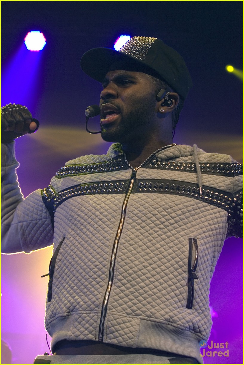 Jason Derulo Defies Gravity in Shirtless Glasgow Performance! | Photo ...