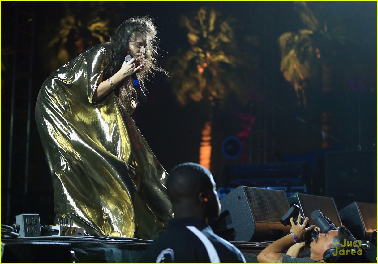 Lorde Performs Through Crazy 'Sandstorm' at Coachella 2014 (Video ...