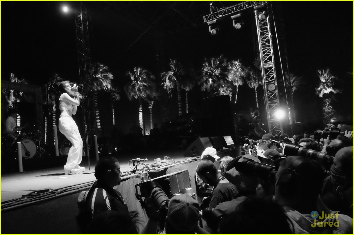 Lorde Performs Through Crazy 'Sandstorm' at Coachella 2014 (Video ...