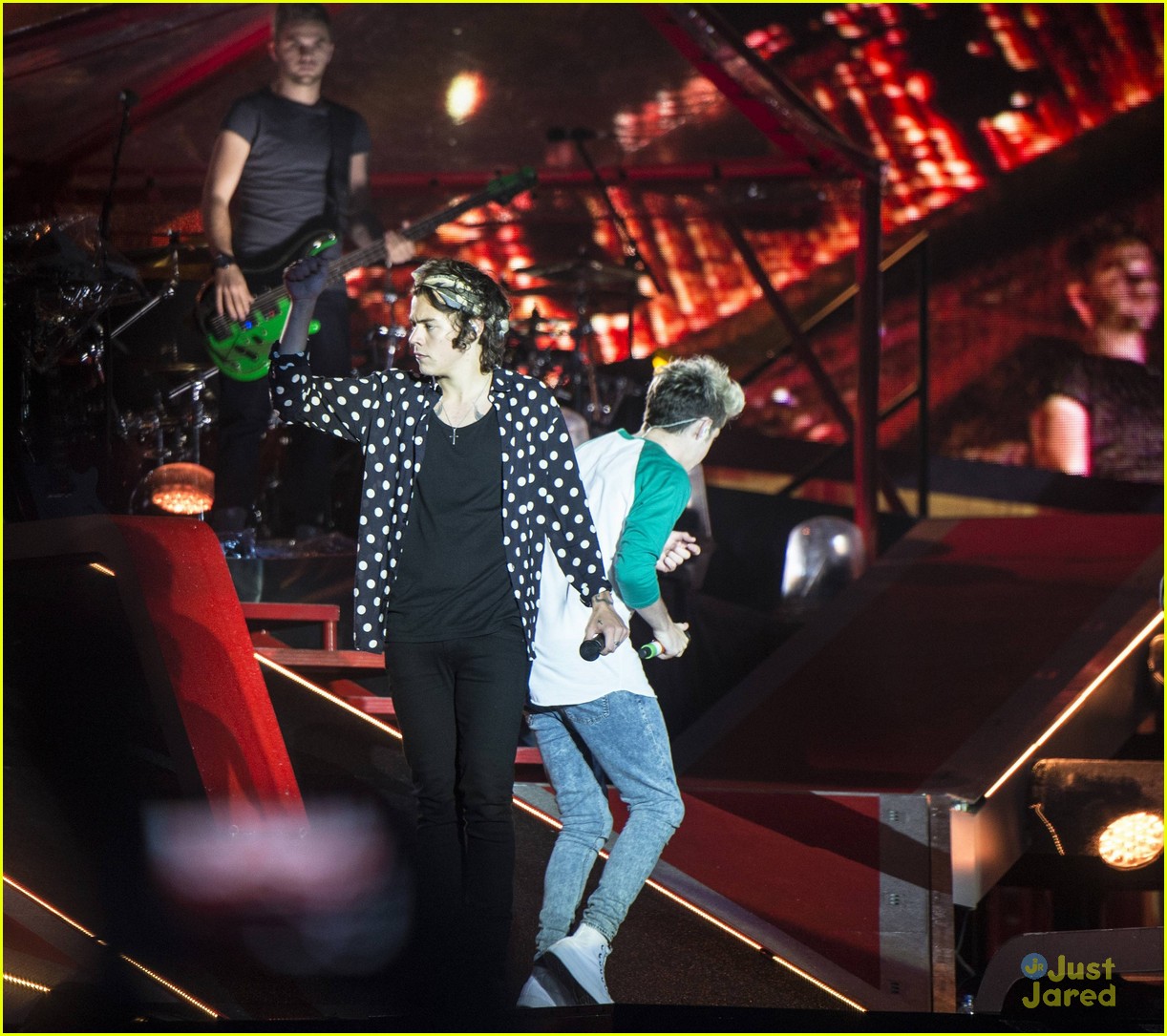 Harry Styles Gives Thumbs Up To Fans at Croke Park Concert Night One ...