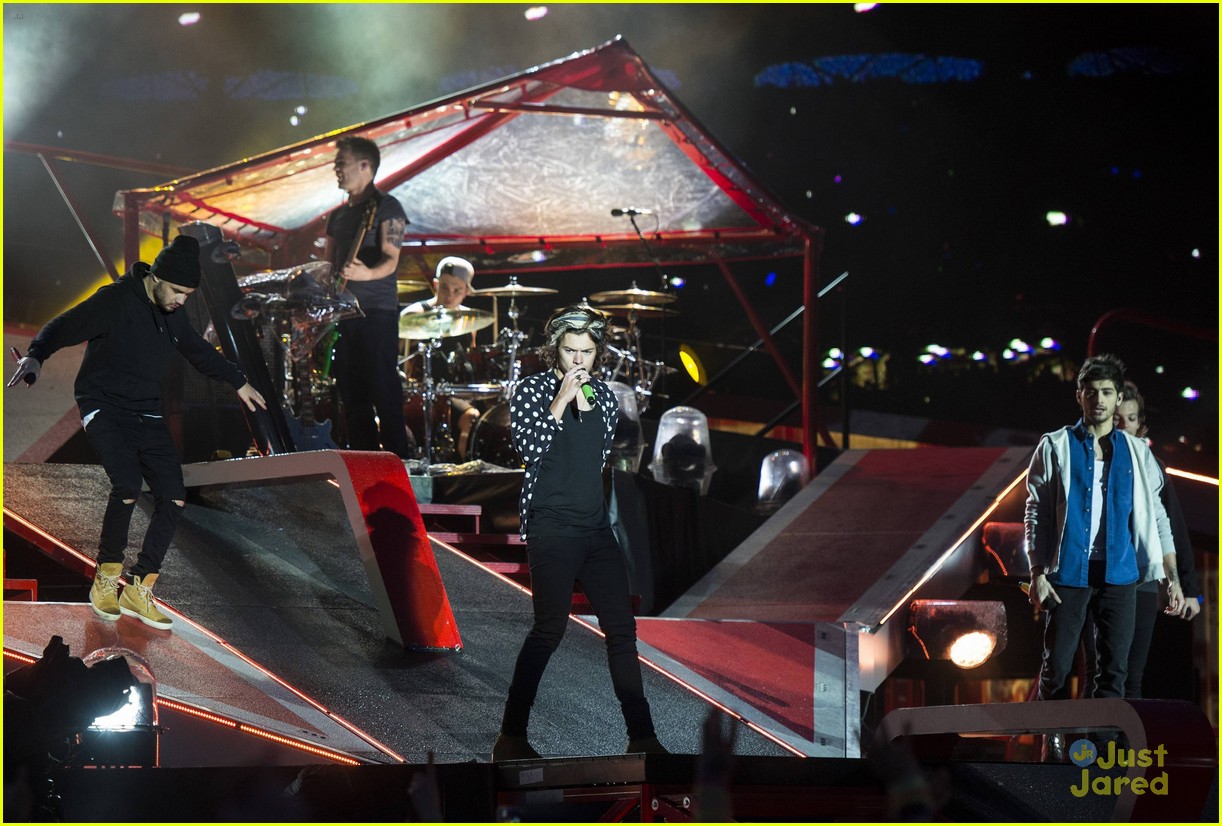 Harry Styles Gives Thumbs Up To Fans at Croke Park Concert Night One ...