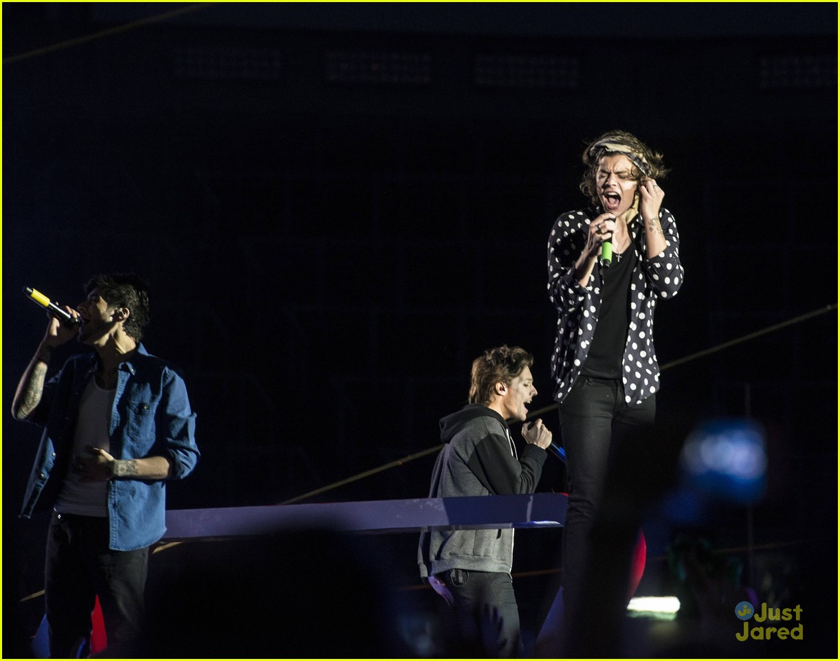 Harry Styles Gives Thumbs Up To Fans at Croke Park Concert Night One ...