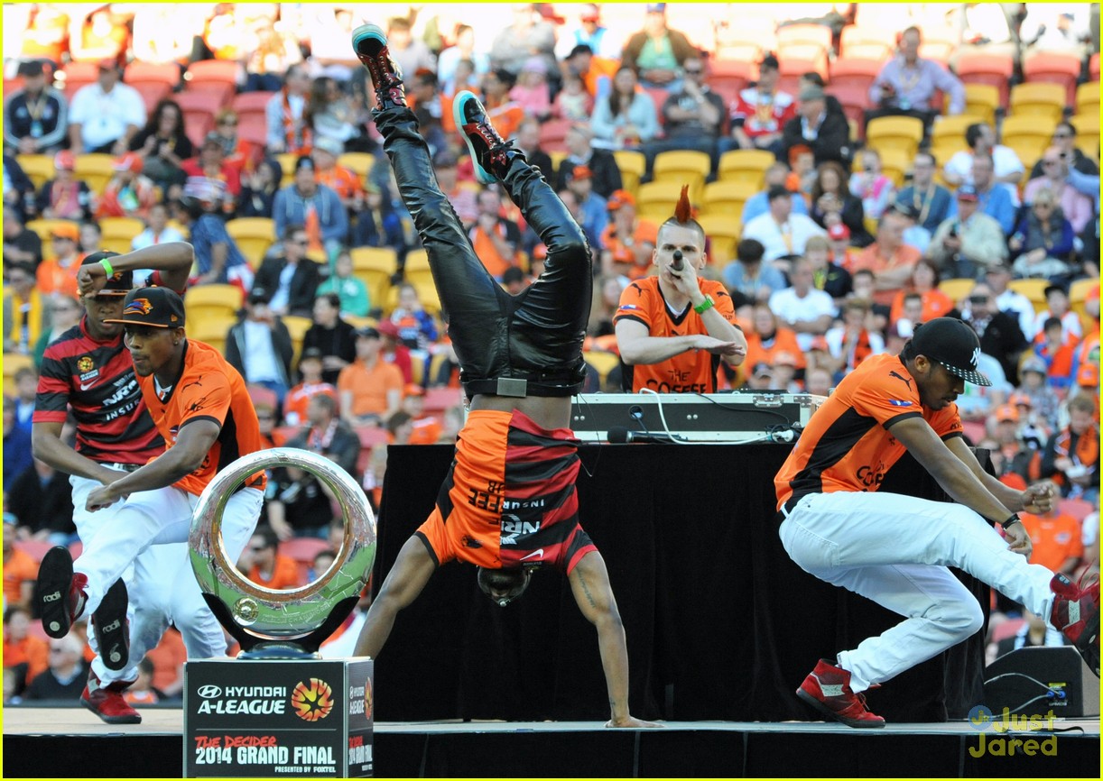 Jason Derulo Jumps Around at the Australian Football a League Grand ...