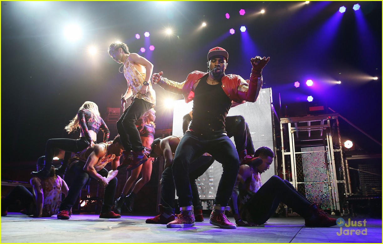 Jason Derulo Does Handstands in Concert, NBD | Photo 672061 - Photo ...