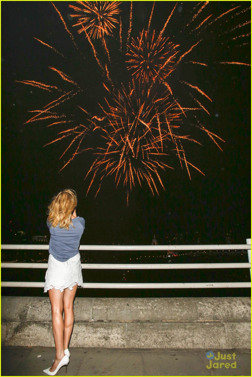 Ellie Goulding Takes in the Fireworks Over the Waterloo Bridge! | Photo ...