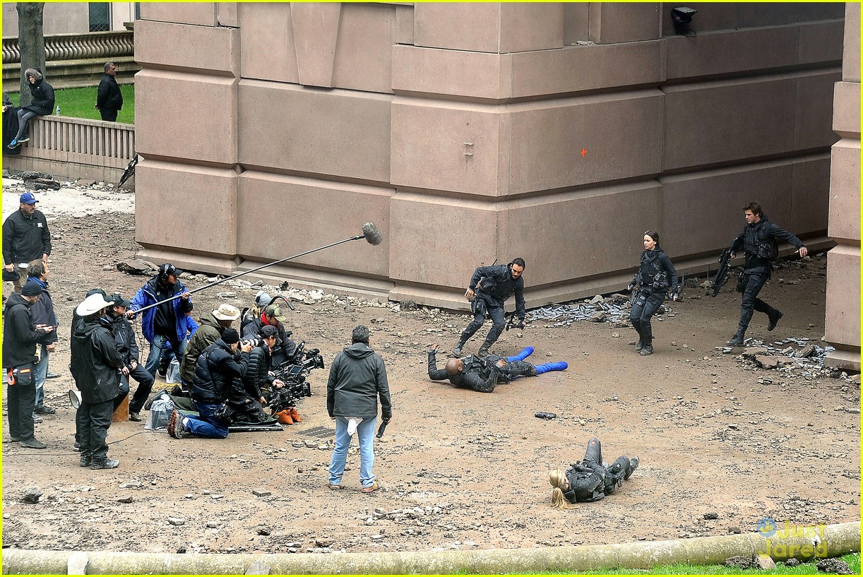 Jennifer Lawrence, Josh Hutcherson, & Liam Hemsworth Go to Battle for ...