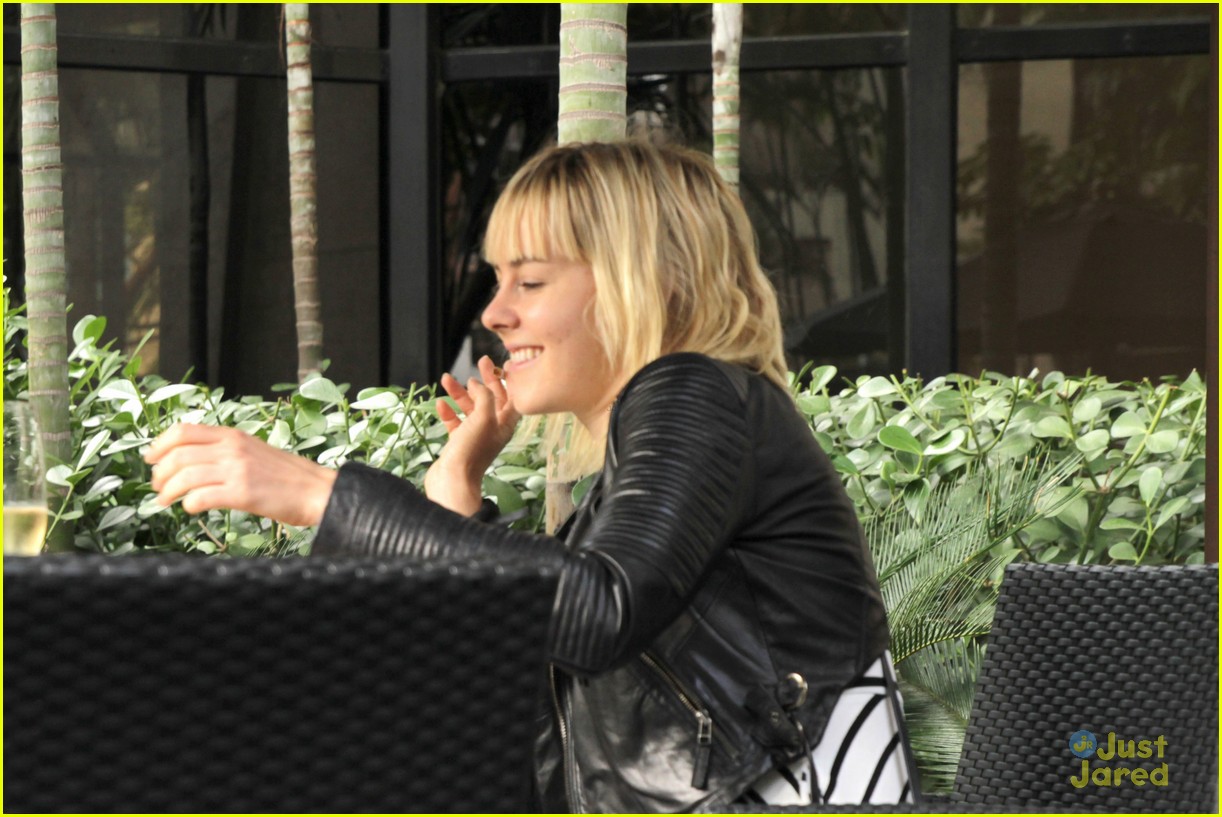 Jena Malone Grabs Lunch in Rio Before Brazil Foundation Gala | Photo ...