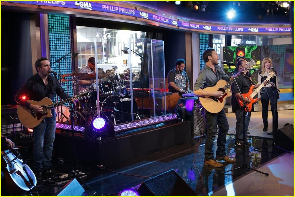 Phillip Phillips Performs 'Raging Fire' & 'Home' on GMA - Watch Now ...