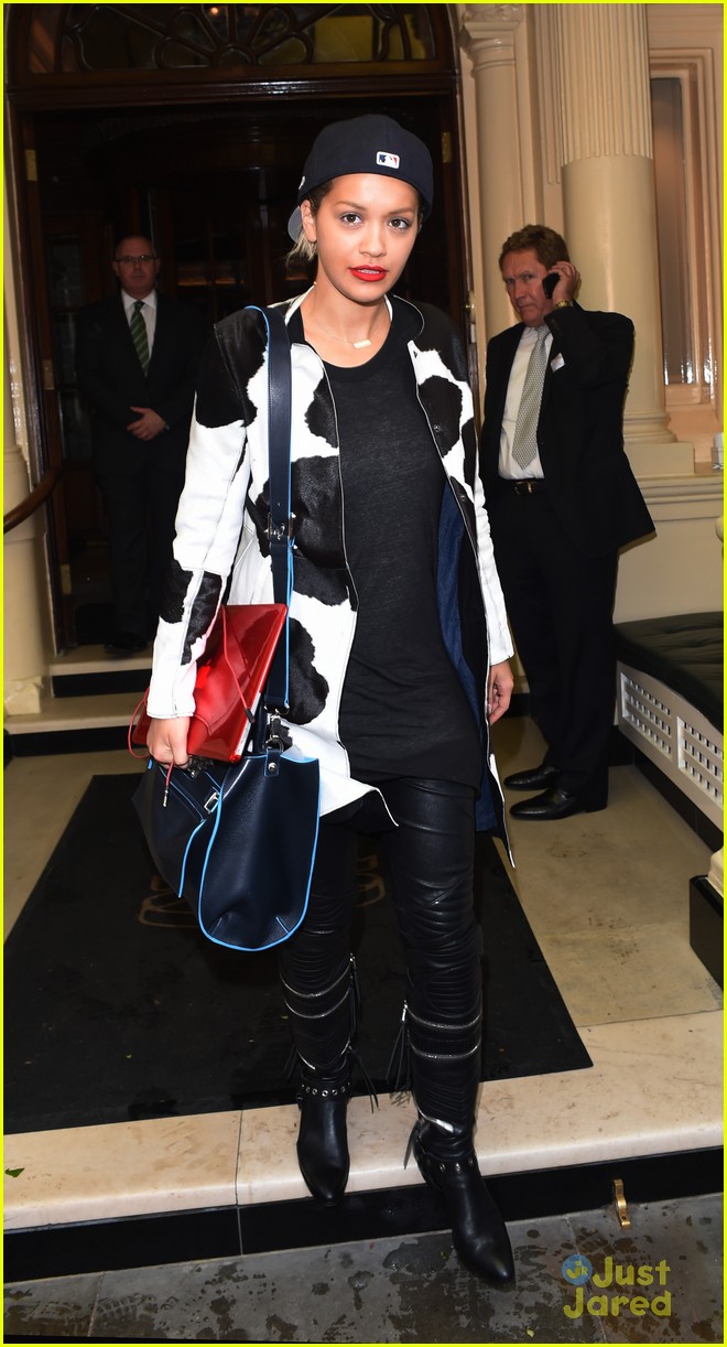 Rita Ora Shows Off Her Super Toned Body During London Concert! | Photo ...