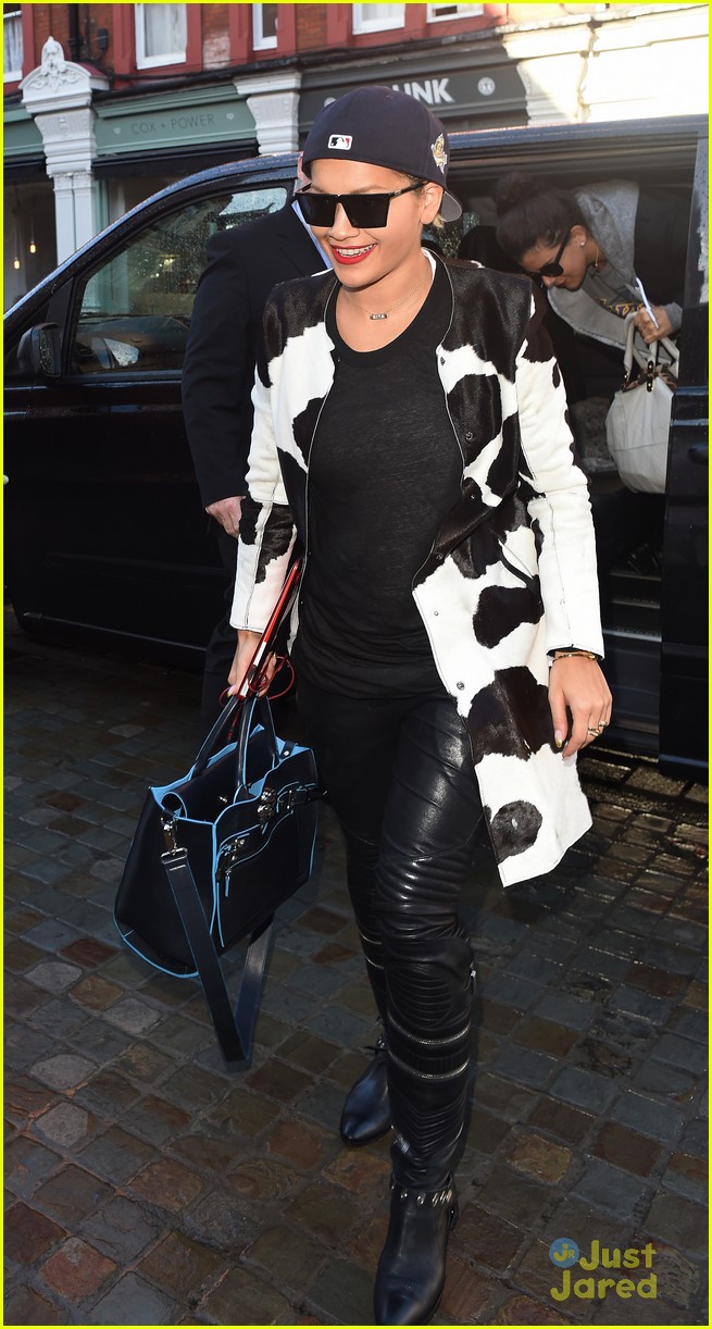 Rita Ora Shows Off Her Super Toned Body During London Concert! | Photo ...