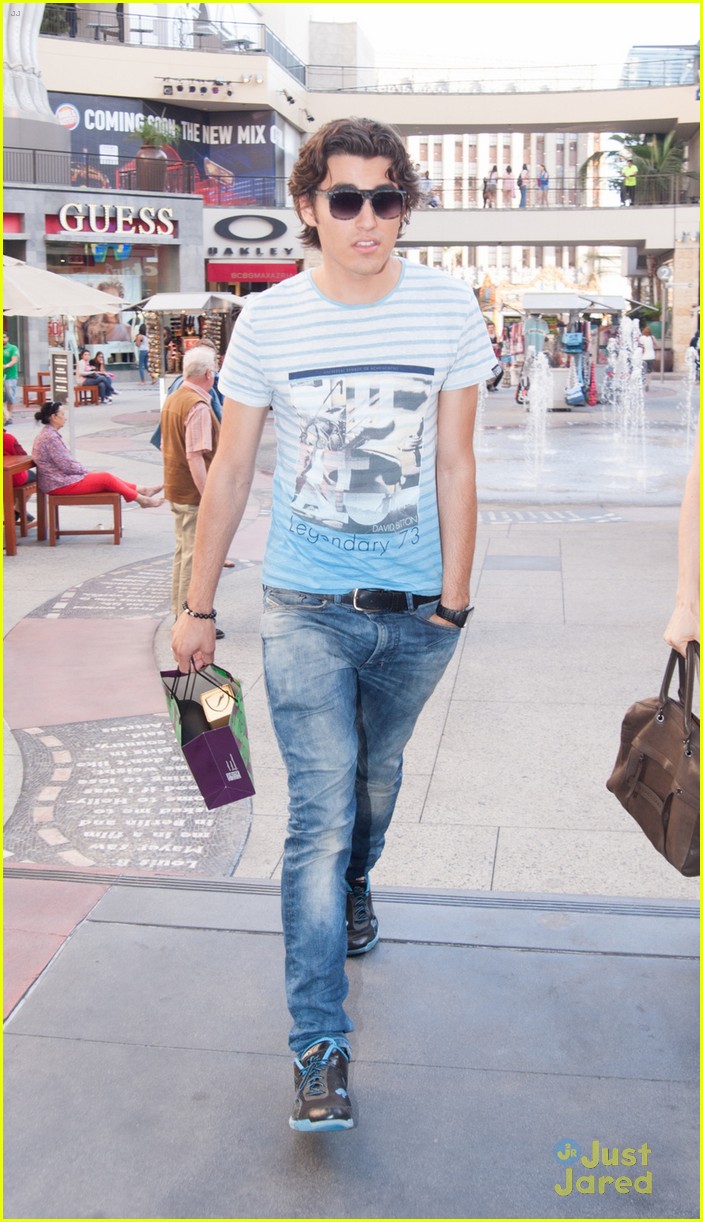 Blake Michael Chills at Chilli Beans Sunglasses Store | Photo 689018 ...