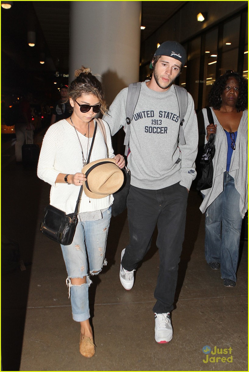 Sarah Hyland & Matt Prokop Arrive Back Home After Hawaiian Getaway ...