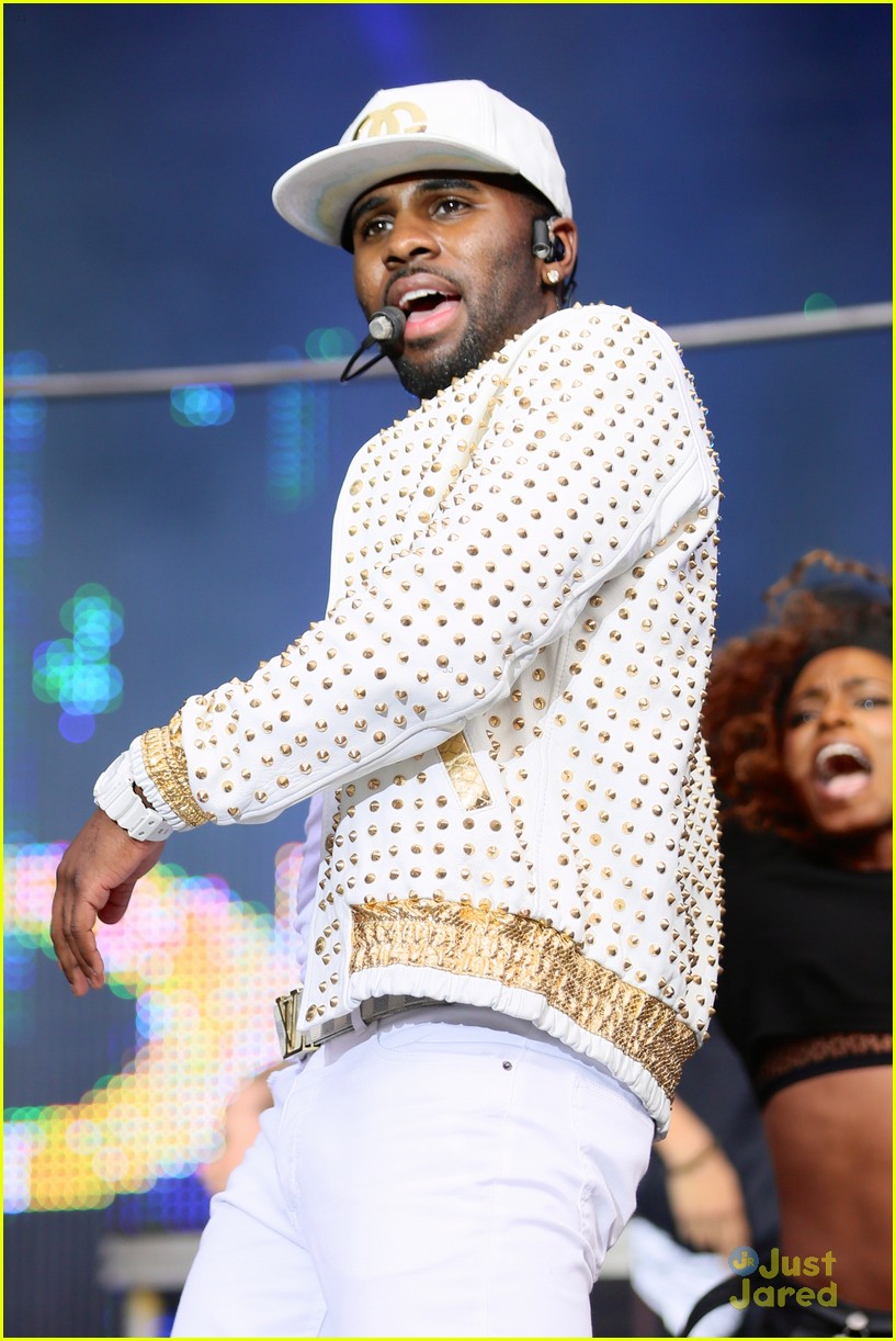 Jason Derulo Uses Dancers As Human Staircase During North East Live ...