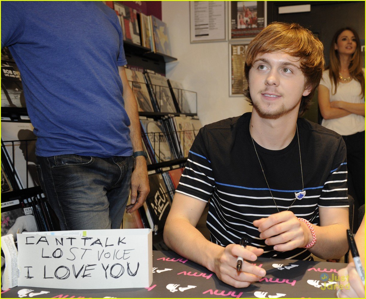 R5's Ellington Ratliff Lost His Voice & Made A Cute Hat To Let Everyone ...