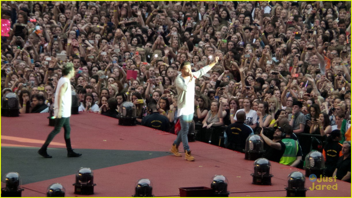Harry Styles Gives Dating Advice During a One Direction Concert - Watch ...