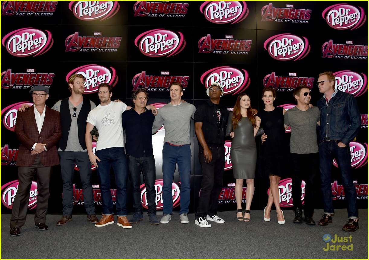 Elizabeth Olsen Joins 'Avengers: Age of Ultron' Panel at Comic-Con 2014 ...