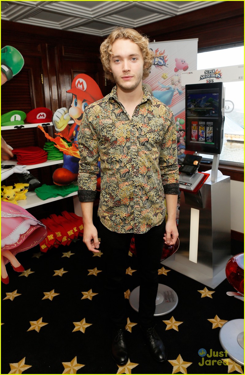 Adelaide Kane & Toby Regbo Are In Full On Adorable Mode at Reign's ...