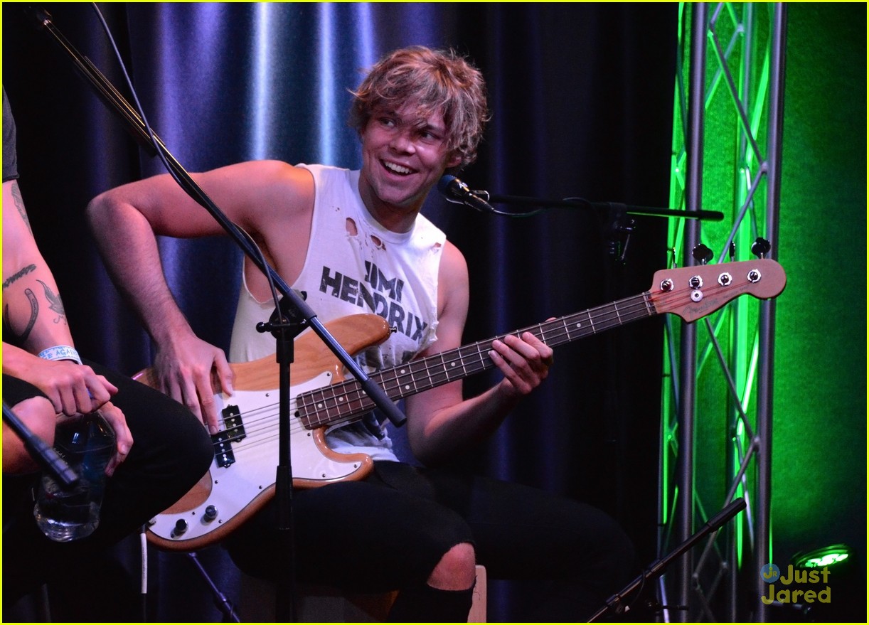 5 Seconds of Summer Accepted Their Teen Choice Award Surfboard In A ...