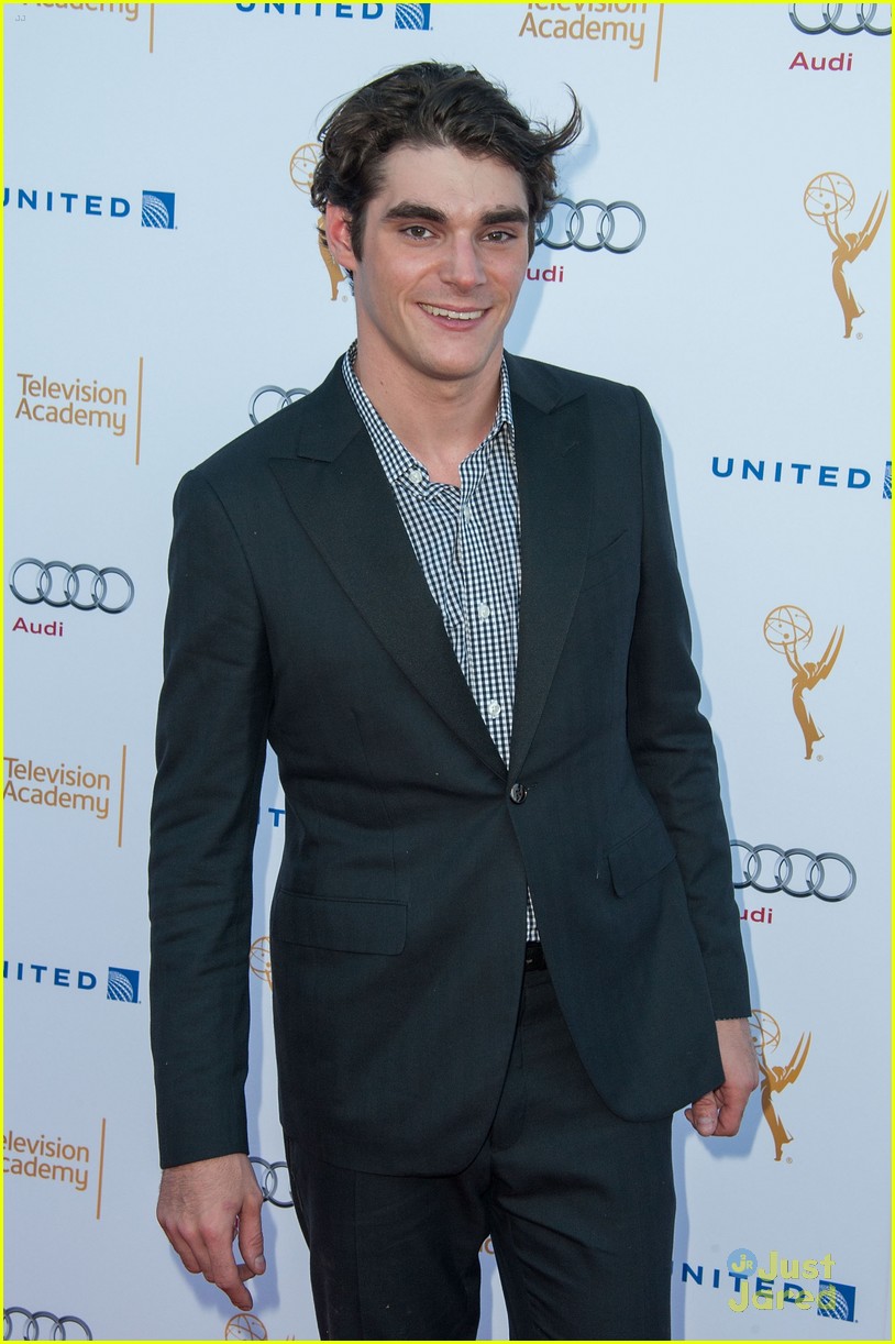 Silicon Valley's Amanda Crew & RJ Mitte Party It Up Over Emmys 2014 ...