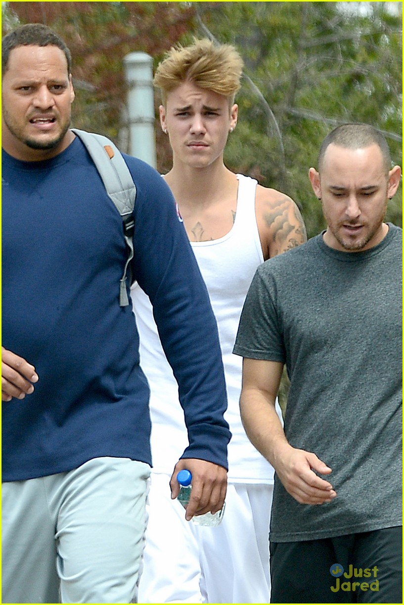 Justin Bieber Shows Off His Boxing Skills After Hiking with Friends ...
