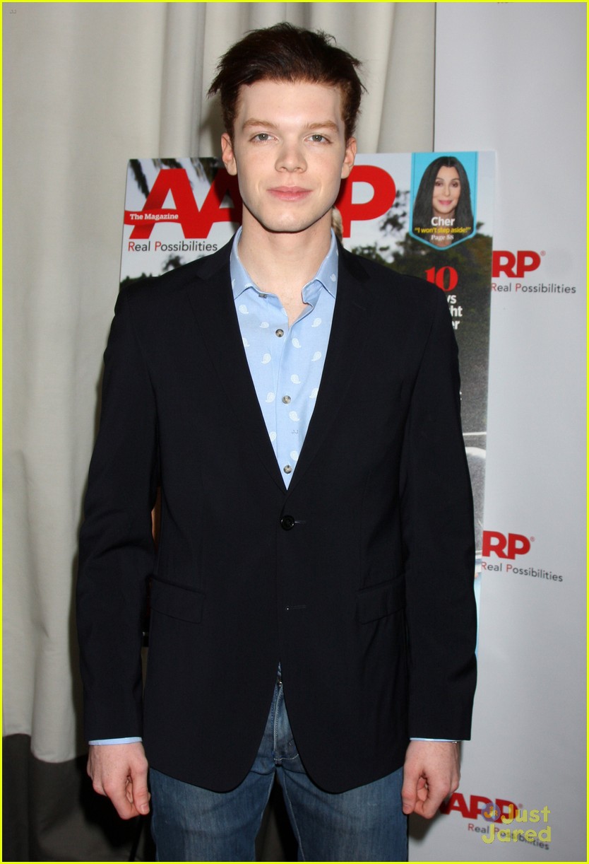 'The Giver' Stars Brenton Thwaites & Cameron Monaghan Celebrate Jeff ...