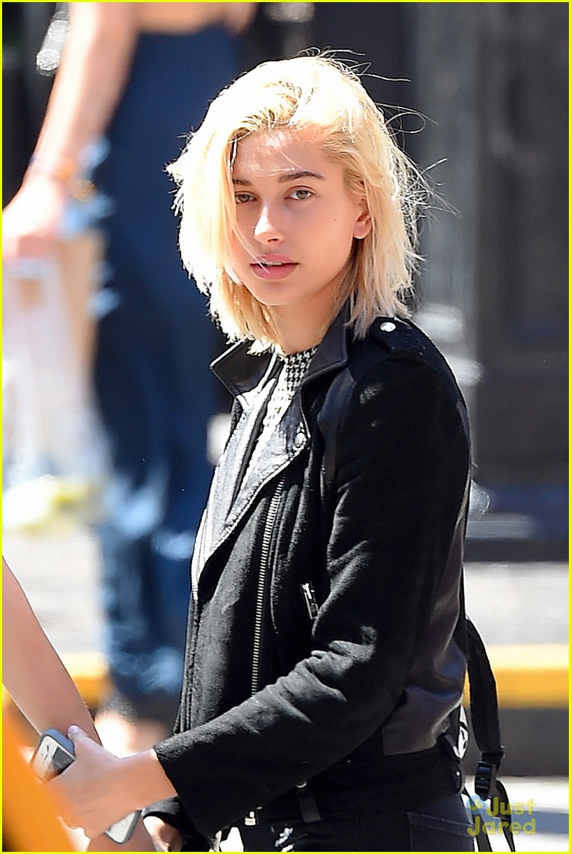 Hailey Baldwin Holds Hands with a Gal Pal in NYC | Photo 711438 - Photo ...