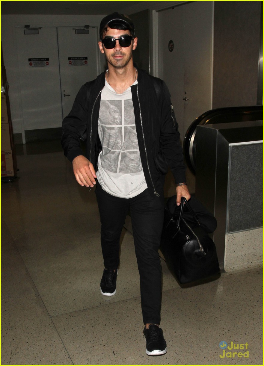 Joe Jonas Arrives Back in L.A. After Whirlwind Trip to Brazil | Photo ...