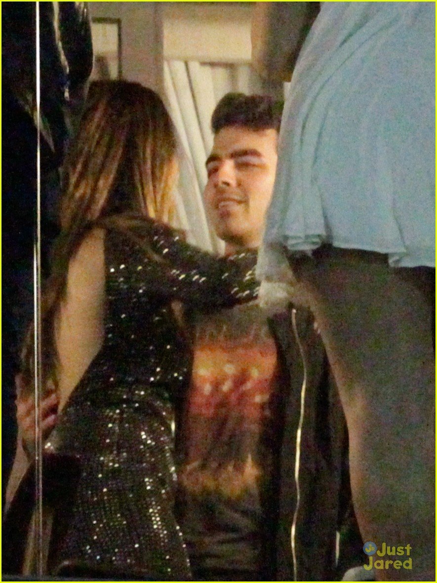 Joe Jonas Relaxes Shirtless Poolside Before Hanging with Brazilian ...