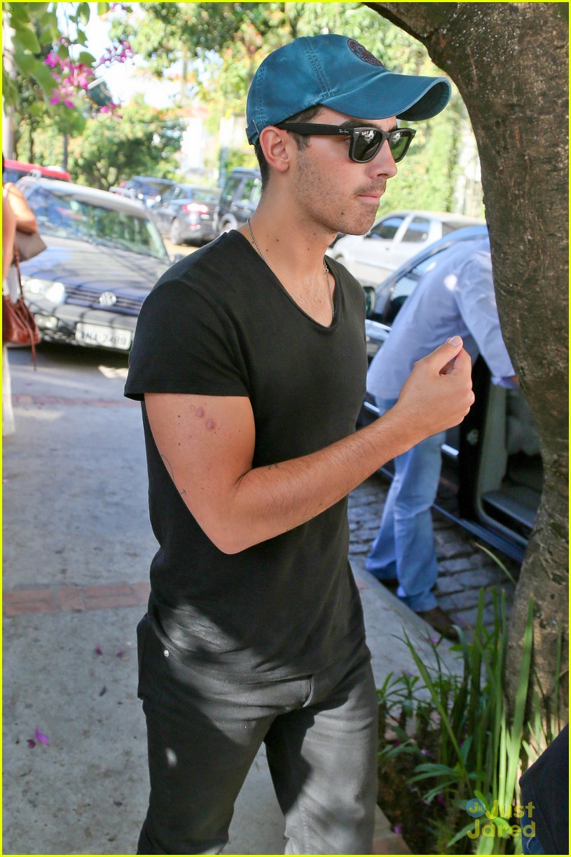 Joe Jonas Relaxes Shirtless Poolside Before Hanging with Brazilian ...