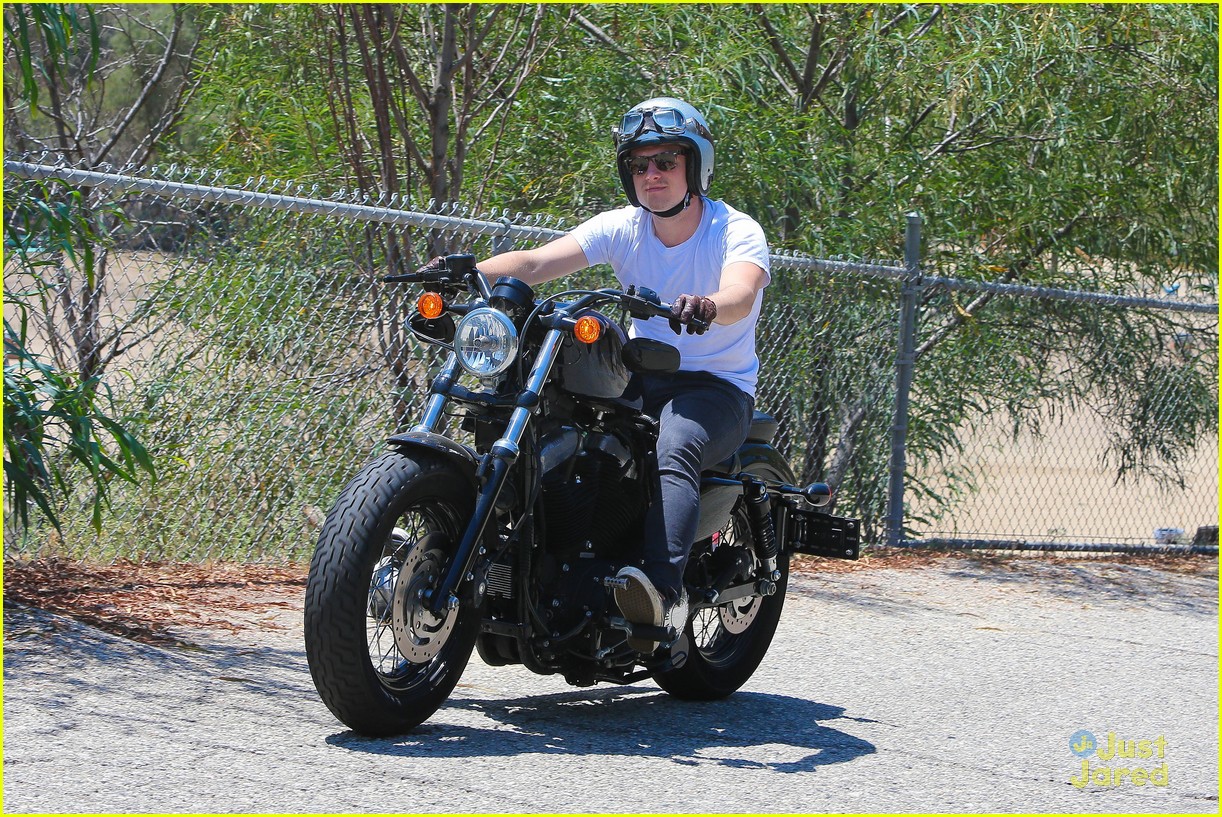 Josh Hutcherson Rides Off On His Motorcycle on a Hot Day | Photo 701793 ...