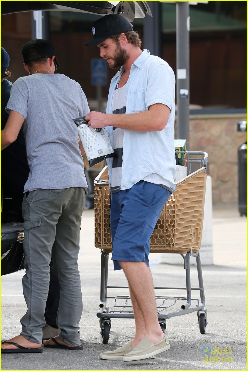 Liam Hemsworth Can't Wait to Get Home, Chows Down on Chips Outside ...