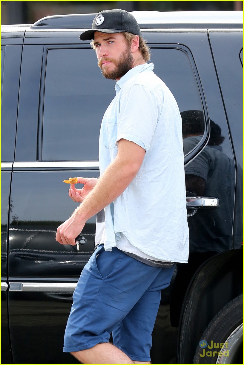 Liam Hemsworth Can't Wait to Get Home, Chows Down on Chips Outside ...