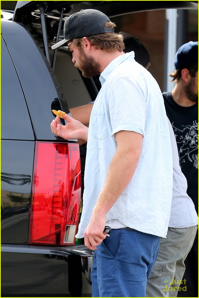 Liam Hemsworth Can't Wait to Get Home, Chows Down on Chips Outside ...