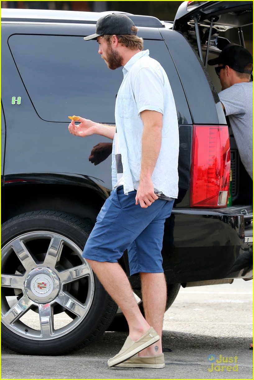 Liam Hemsworth Can't Wait to Get Home, Chows Down on Chips Outside ...