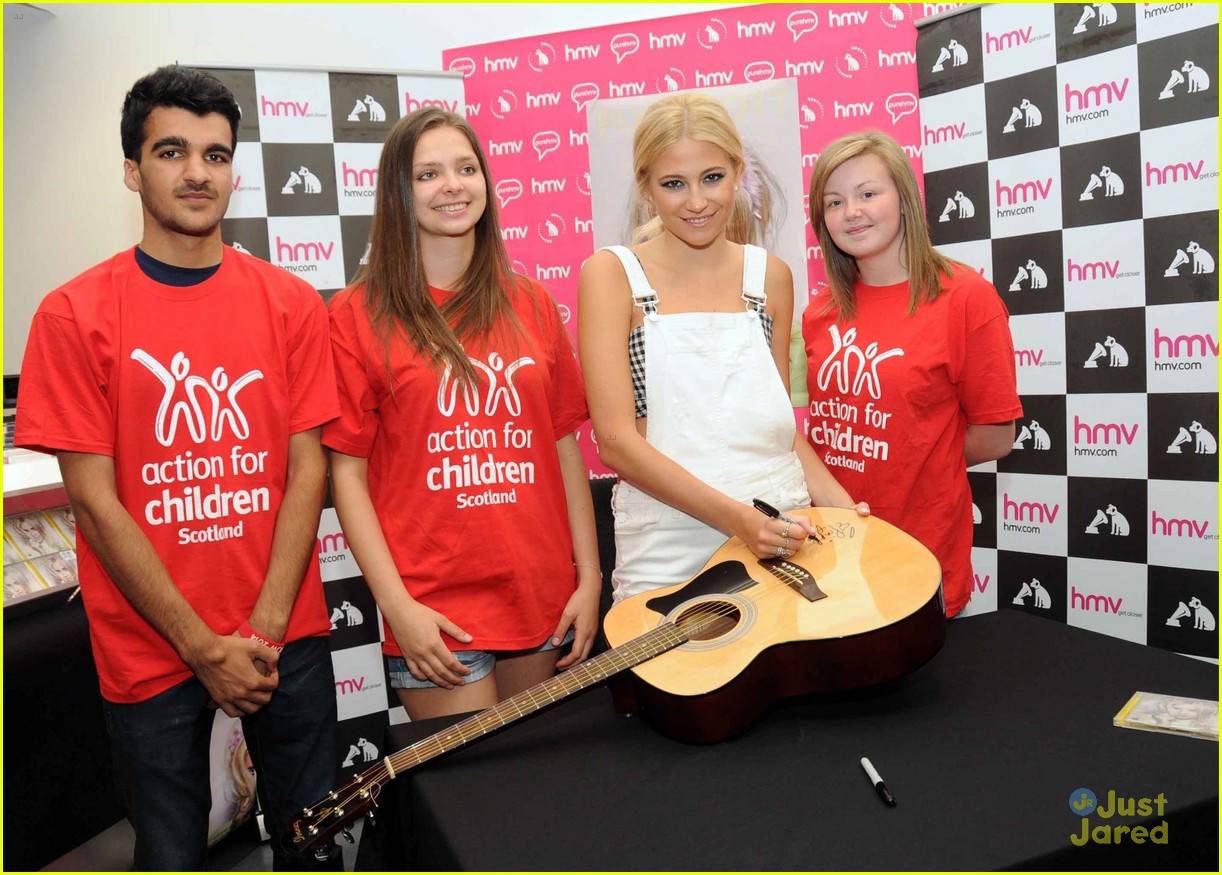 Pixie Lott Couldn't Wait To See Fans in Glasgow at HMV Signing | Photo ...
