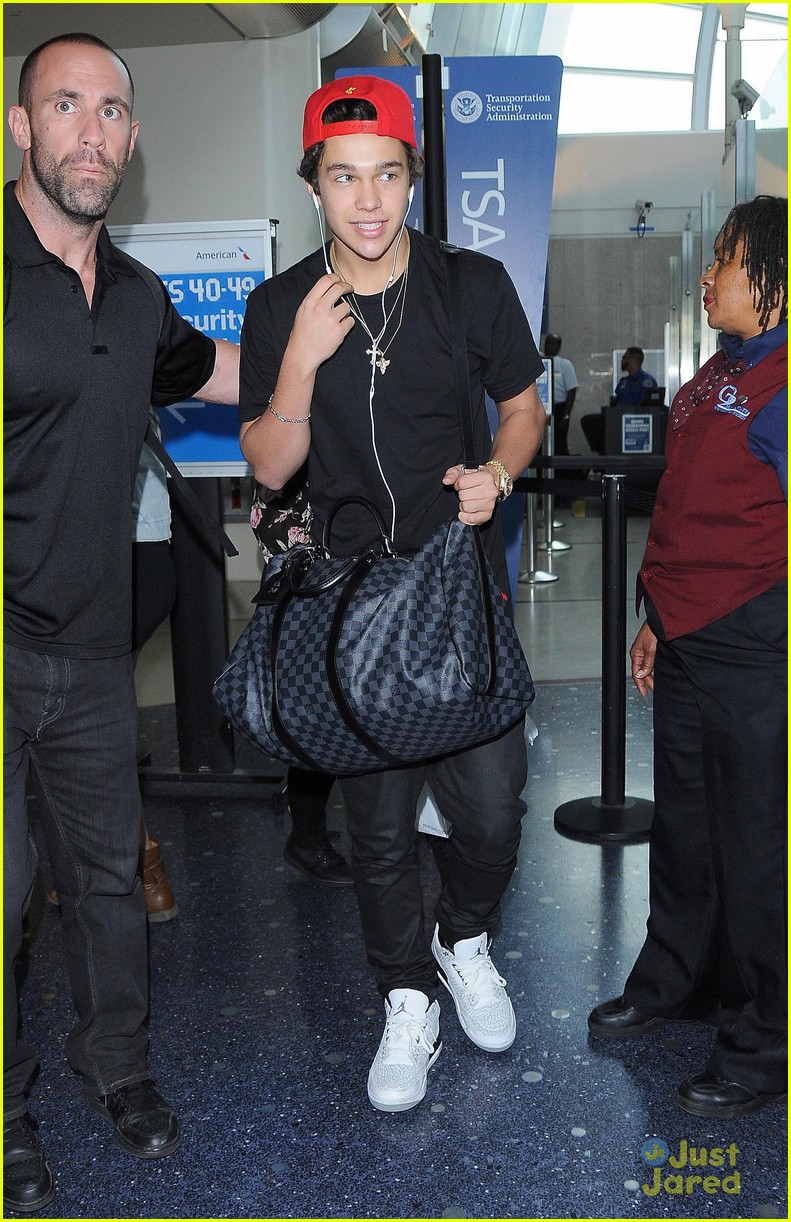 Full Sized Photo of austin mahone lax arrival announces book 03 ...