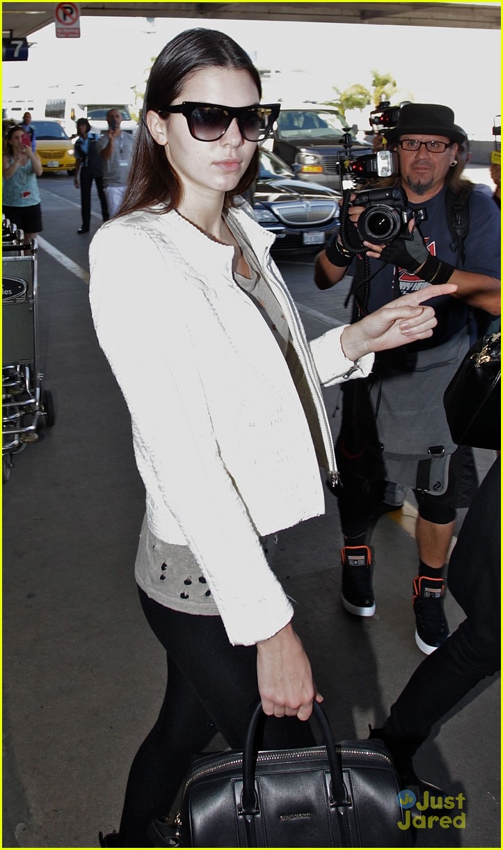 Kendall Jenner Flies Back To LA After Fashion Week | Photo 717868 ...