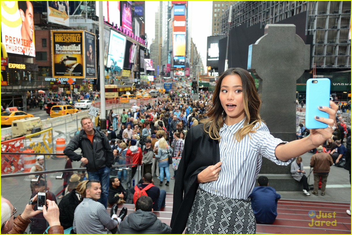 Jamie Chung Celebrates Old Navy's 20th Birthday #Selfiebration | Photo ...
