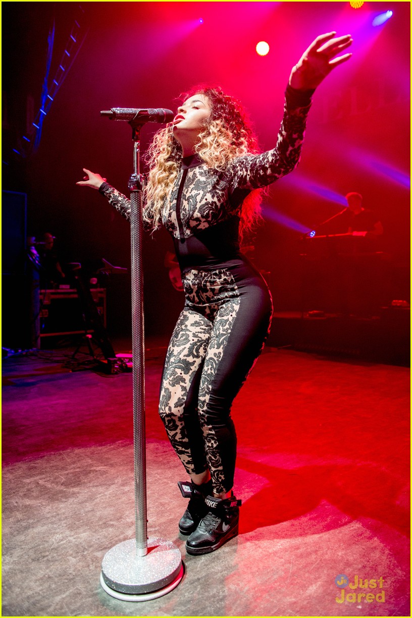 Singer Ella Eyre Says Nothing Is Like Playing Your Hometown | Photo ...