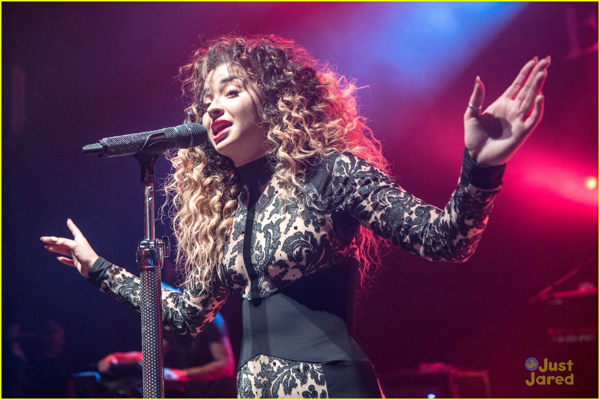 Singer Ella Eyre Says Nothing Is Like Playing Your Hometown | Photo ...