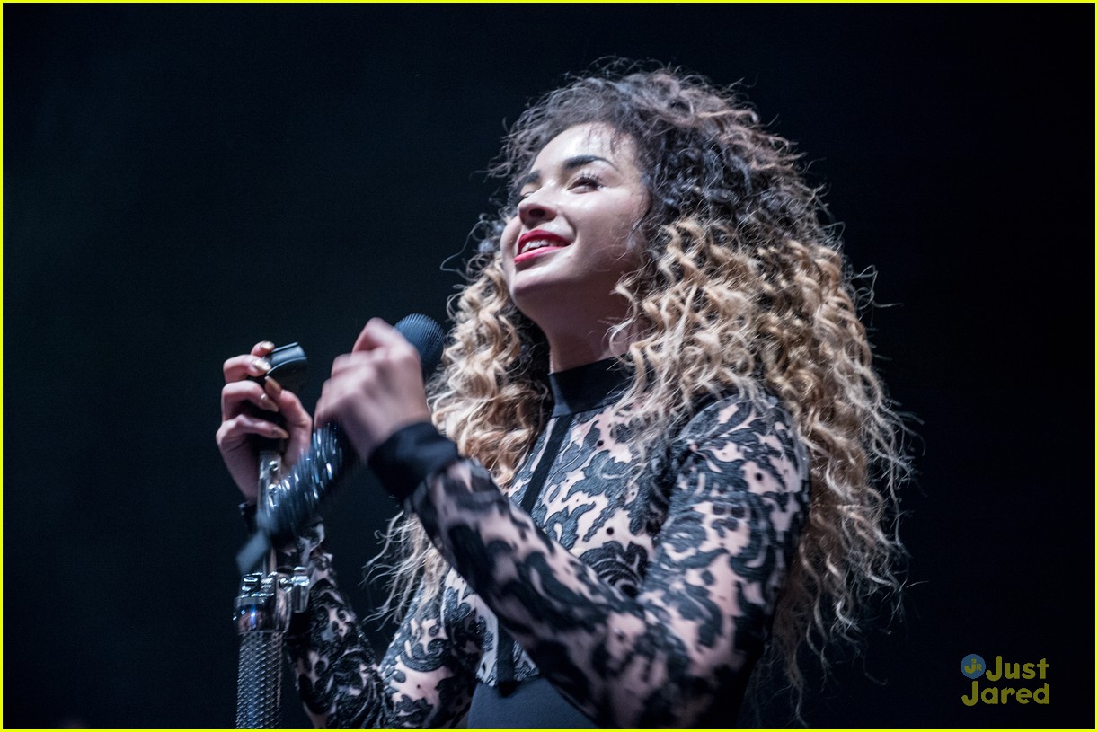 Singer Ella Eyre Says Nothing Is Like Playing Your Hometown | Photo ...