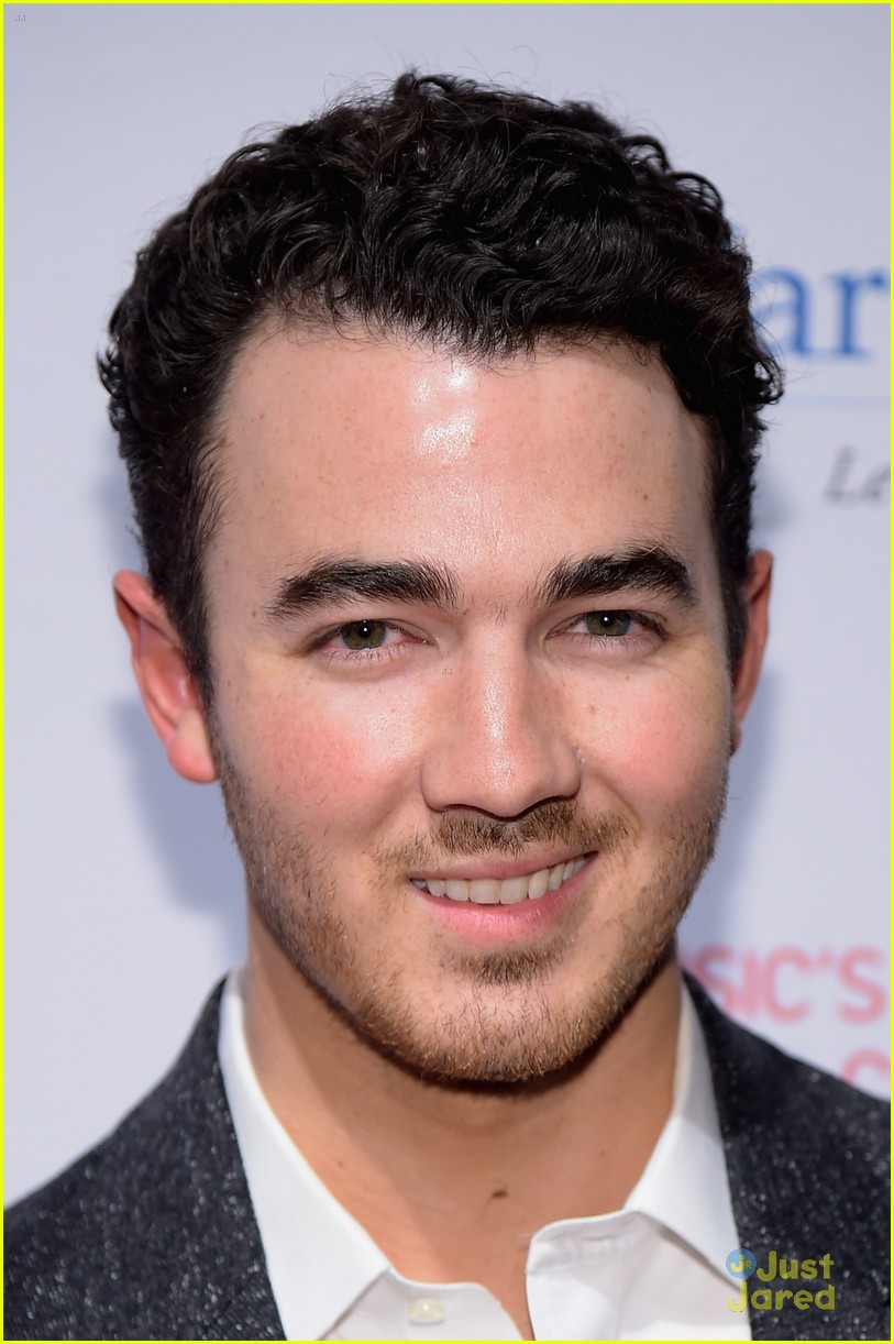 Kevin Jonas Keeps It Sharp For TJ Martell's New York Honors Gala ...