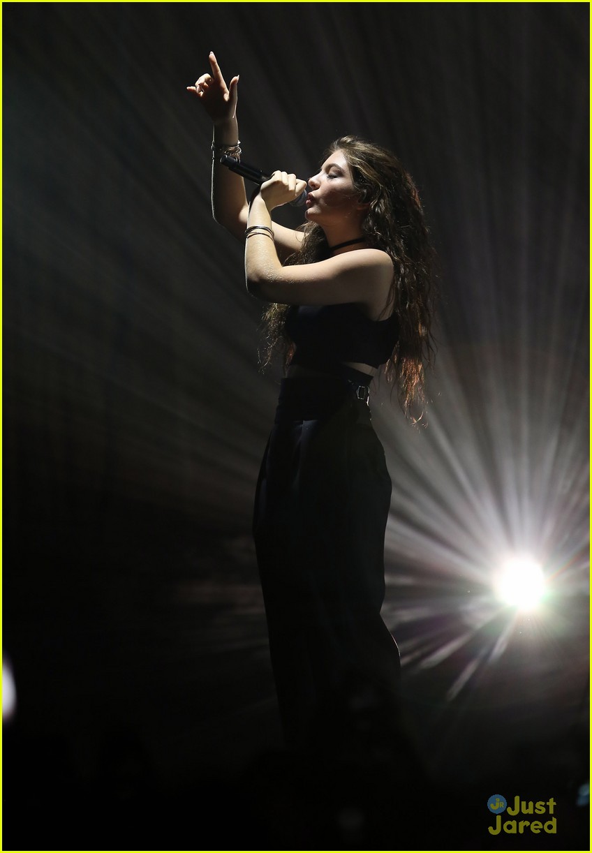 Lorde Performs In Vegas After Releasing Mockingjay Single | Photo ...