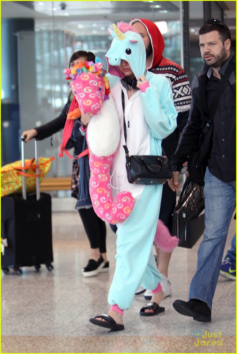 Only Miley Cyrus Can Pull Off Wearing a Unicorn Onesie | Photo 734021 ...