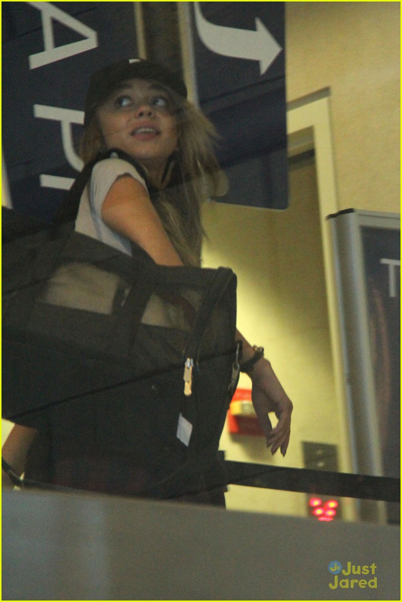 Sarah Hyland Shows Her Love for Animals in New York City | Photo 732805 ...